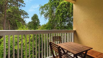 Condo, várias camas, sacada, vista para o jardim (Heron's Watch 6207) | Vista do quarto