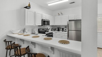 Condo, várias camas, sacada, vista para o jardim (Heron's Watch 6207) | Cozinha privada | Geladeira, micro-ondas, fogão, cooktop