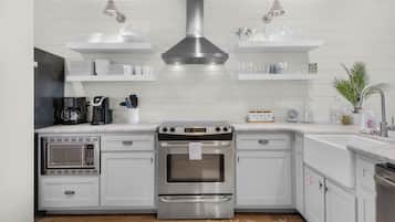 Casa geminada, várias camas, varanda, vista para o oceano (Seashadows Townhomes 4) | Cozinha privada | Geladeira, micro-ondas, fogão, cooktop