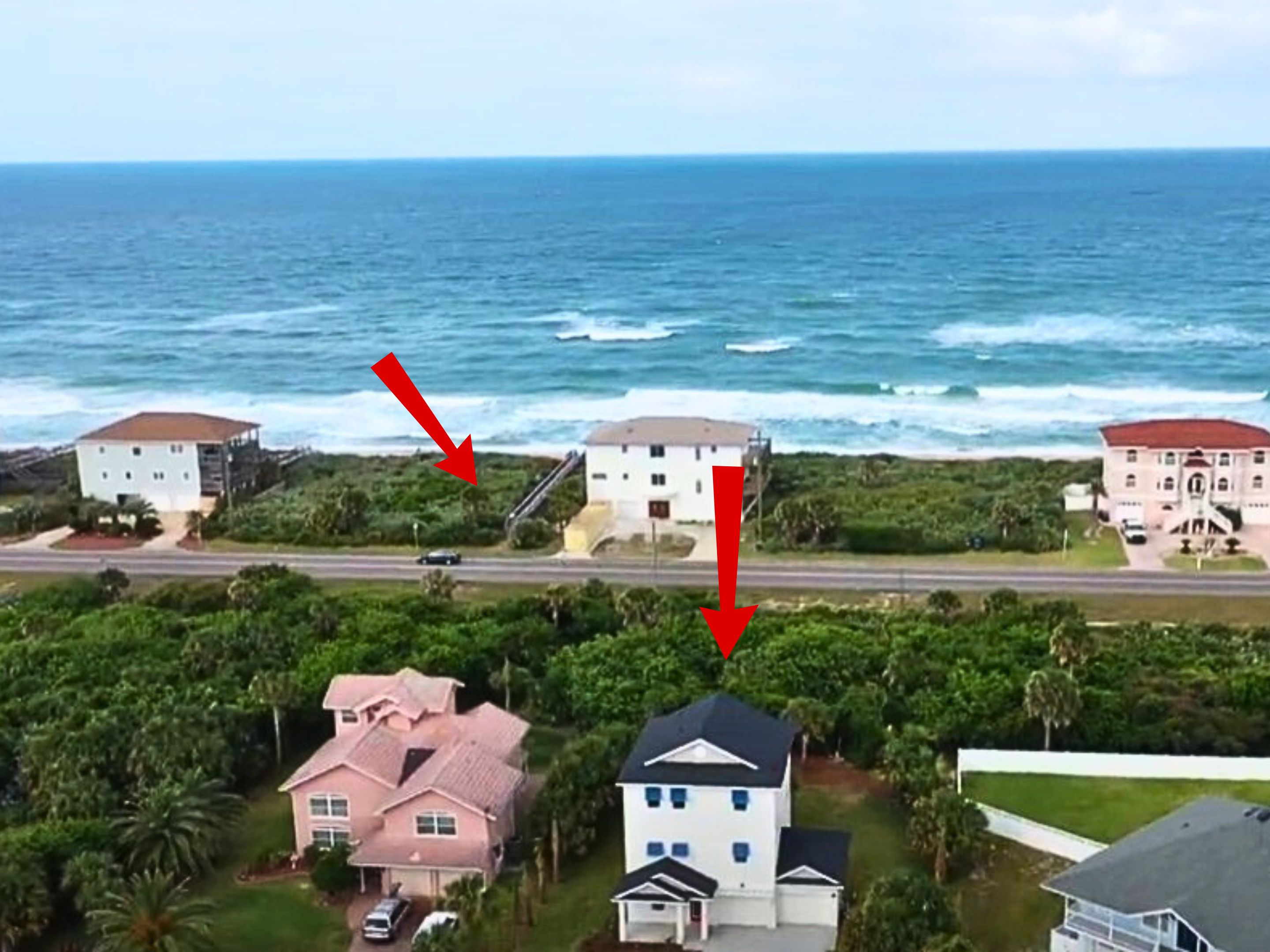 Um imóvel costeiro com vários edifícios, uma estrada e vista para o oceano.