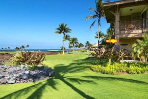 Apartamento em Condomínio Fechado, várias camas, lanai (alpendre havaiano) (Halii Kai 10E) | Vista do quarto