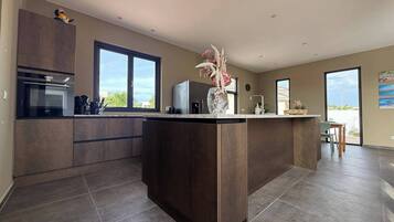 Geladeira, micro-ondas, fogão, cooktop