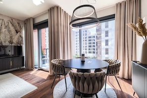 Apartamento de Luxo, varanda, Vista para a cidade | Secretária adequada para computadores portáteis 