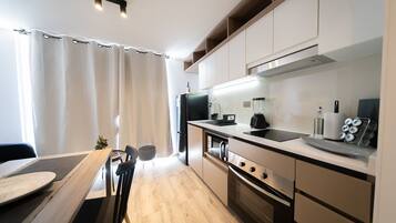 Apartamento | Cozinha privada | Um frigorífico/congelador grande, um micro-ondas, um forno