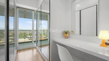 Apartamento, 3 quartos, vista para a cidade | Espaço de trabalho para notebook, ferros/tábuas de passar roupa