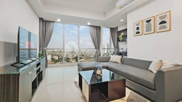 Apartamento, 2 quartos, Vista para a cidade | Sala de estar | TV de ecrã plano