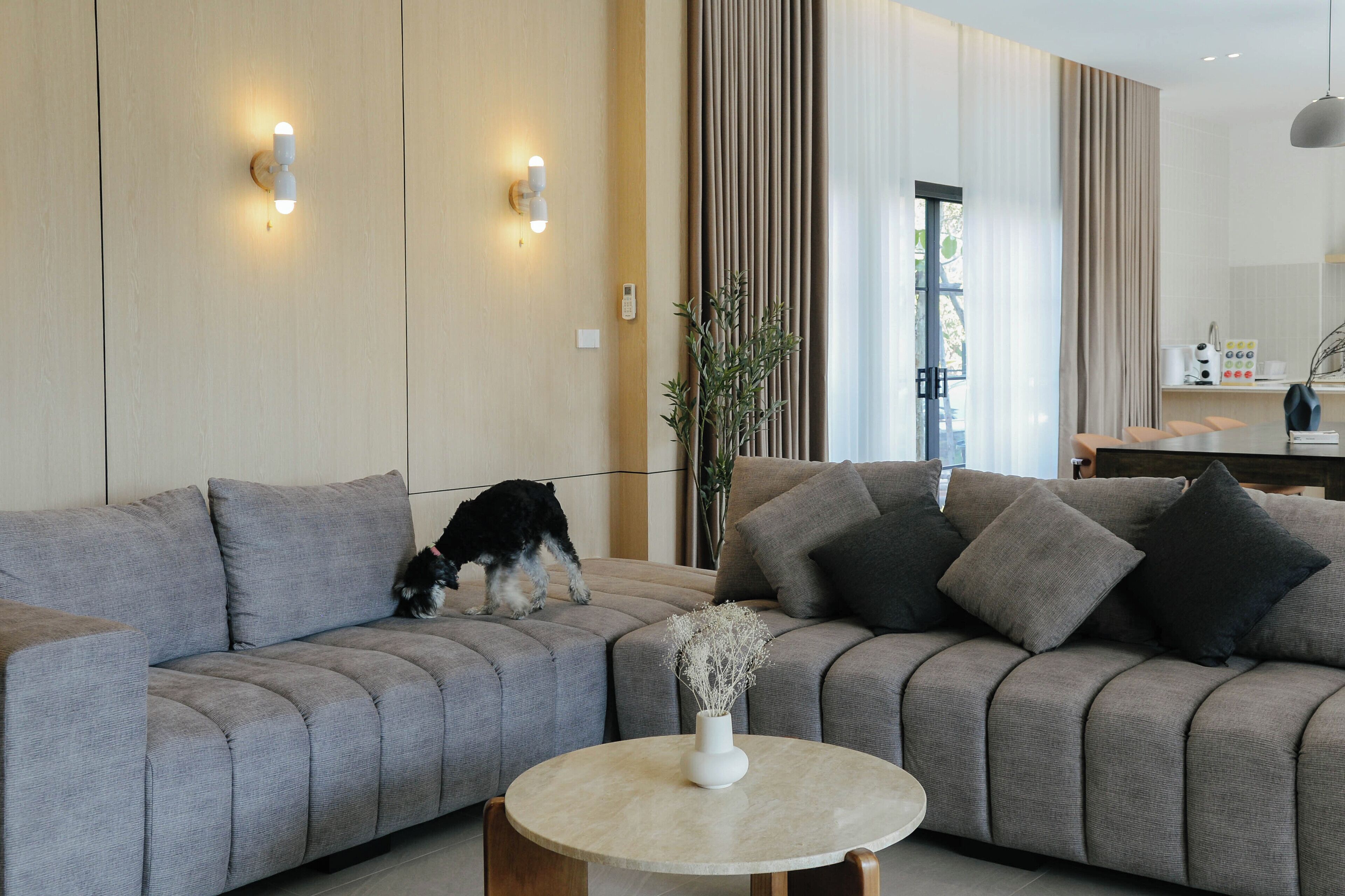 Villa Familiar, 4 quartos, varanda, vista para a colina | Sala de estar | Televisor de ecrã plano de 32 polegadas com canais por cabo 