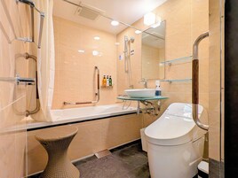Quarto Twin Deluxe, não fumadores | Casa de banho | Uma combinação polibã/banheira, artigos de higiene pessoal grátis 