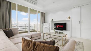 Apartamento, 3 quartos, Vista para a cidade | Sala de estar | TV de ecrã plano