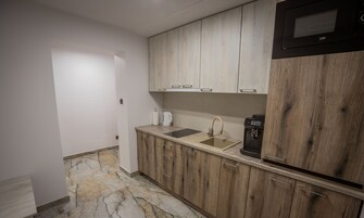 Apartamento Familiar | Cozinha privada | Um frigorífico/congelador grande, um micro-ondas, uma placa de cozinha