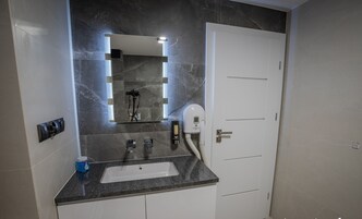 Apartamento Familiar | Casa de banho | Artigos de higiene pessoal grátis, um secador de cabelo