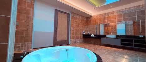 Quarto casal superluxo | Banheiro | Banheira e chuveiro separados, secador de cabelo, chinelos