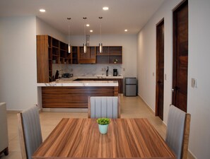 Apartamento Superior | Cozinha privada | Um frigorífico, uma placa de cozinha, uma cafeteira/bule