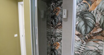 Quarto Quádruplo Superior, varanda, vista para o pátio | Casa de banho | Um polibã, um secador de cabelo, toalhas fornecidas, sabão