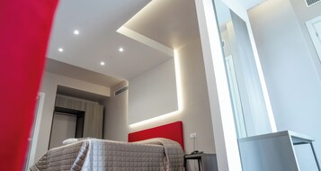 Quarto Quádruplo Superior, varanda, vista para o pátio | Cofre no quarto, secretária