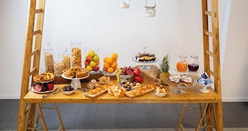 Pequeno-almoço tipo buffet diário (10 EUR por pessoa)