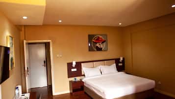 Quarto solteiro standard, sacada, vista para a piscina | Espaço de trabalho para notebook, Wi-Fi de cortesia