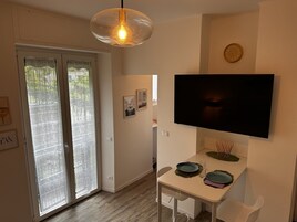 Estúdio, 1 cama de casal | Área de estar | Smart TV 43 polegadas com canais digitais