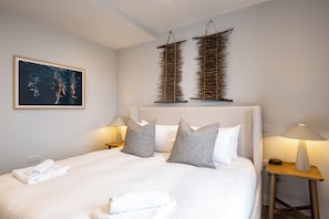 Apartamento, 1 cama king-size | Ferro/tábua de engomar, Wi-fi grátis