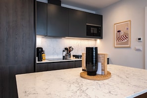 Apartamento, 1 cama king-size | Cozinha privada | Um micro-ondas, um forno, uma placa de cozinha
