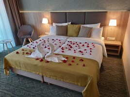 Quarto casal, sacada, vista para o pátio | Cofres nos quartos, escrivaninha, espaço de trabalho para notebook