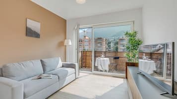 Apartamento standard, 2 quartos (Modern Viganello - Bre apartment) | Área de estar | TV LED 32 polegadas com canais via satélite