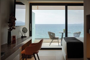 Suíte júnior, sacada, vista para o mar | Roupas de cama de algodão egípcio, roupas de cama premium