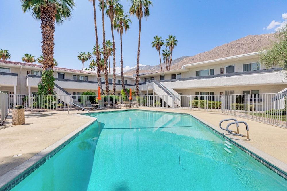 2 Mi To Downtown: Gated Condo In Palm Springs - Palm Springs, CA