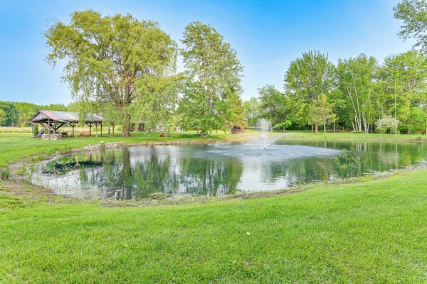 5-acre Kingston Getaway: Pond, Peacocks & Fire Pit - Caro, MI