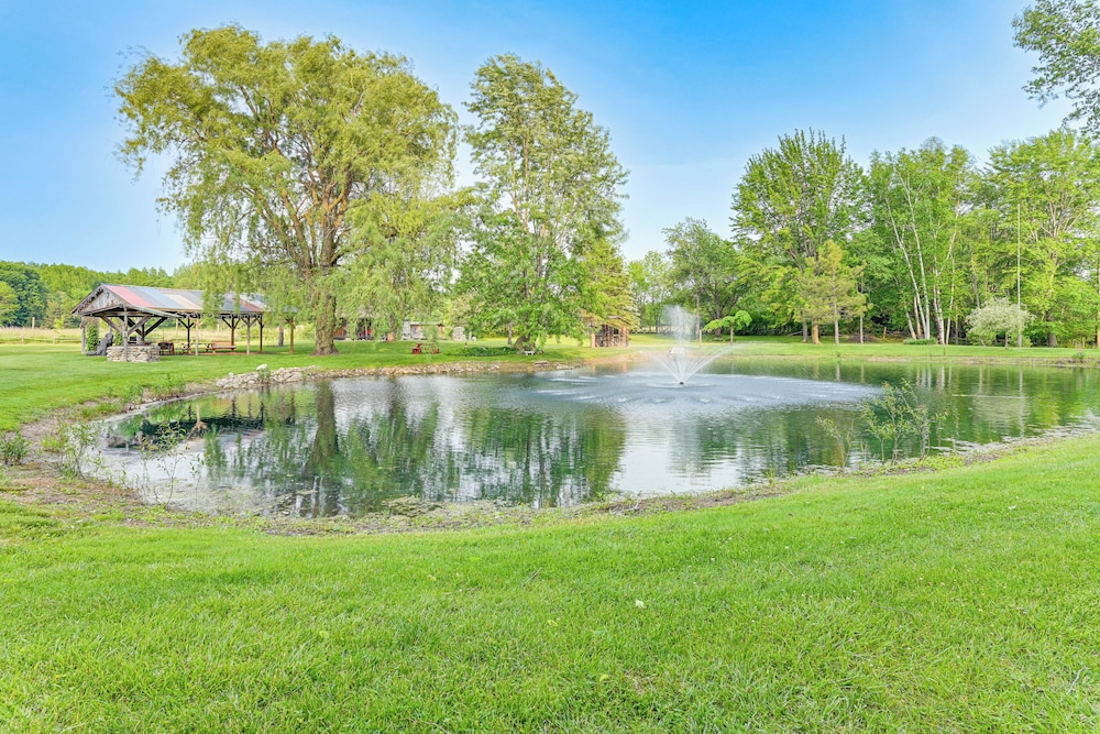 5-acre Kingston Getaway: Pond, Peacocks & Fire Pit - Caro, MI