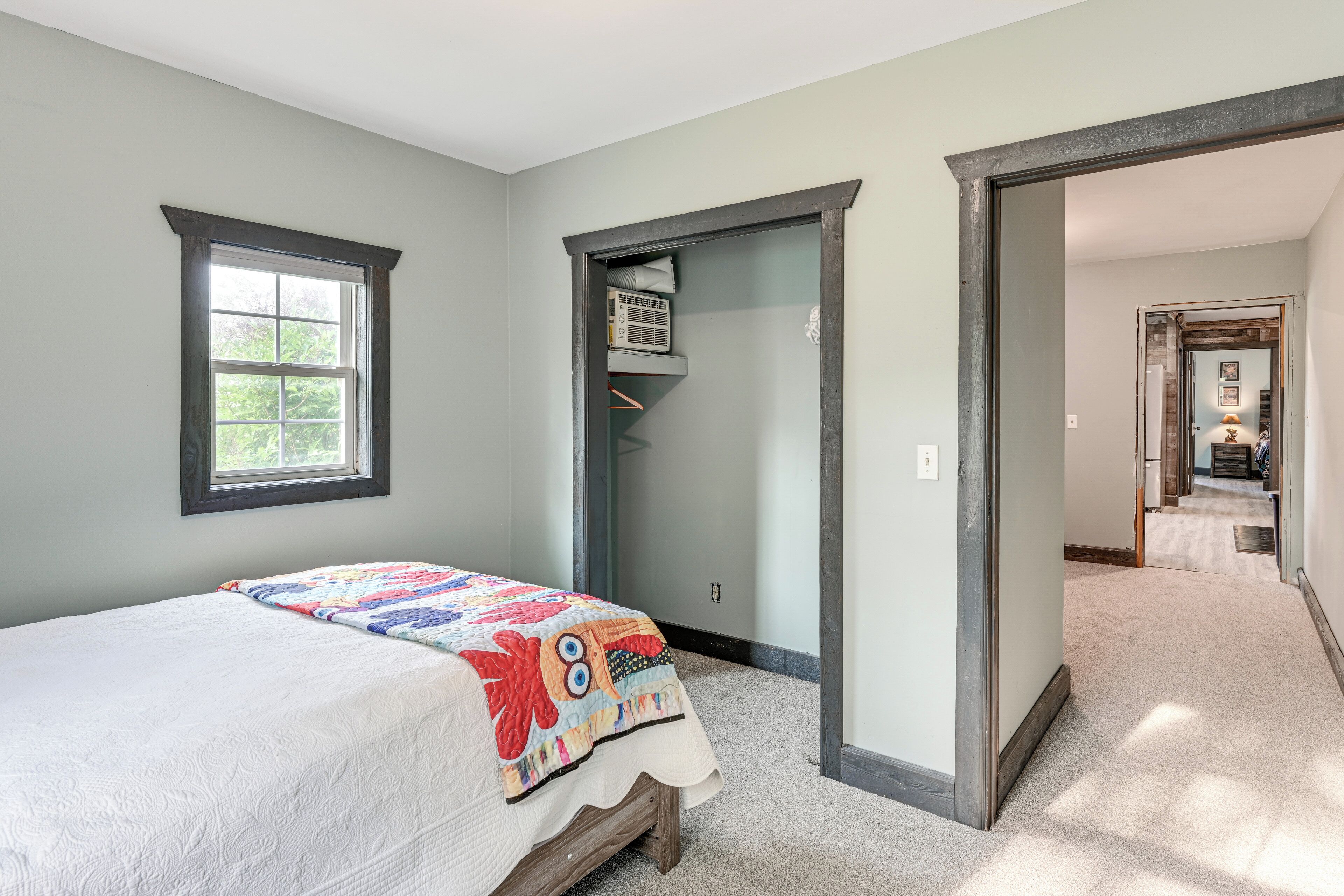 Quarto com cama, janela e guarda-roupa.