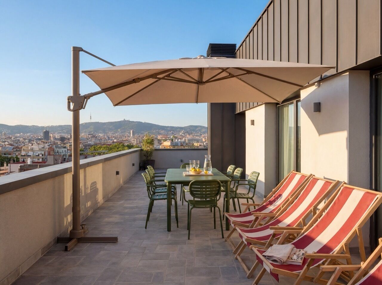 Um terraço no telhado com mesa e cadeiras, um grande guarda-sol e vista para a cidade.