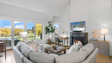 Condo, 2 quartos | Área de estar