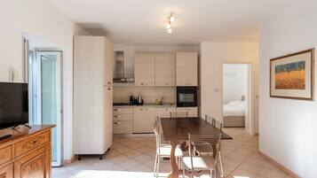 Apartamento família, 1 quarto, vista para o jardim | Cozinha privada | Lava-louças, chaleira elétrica, mesas de jantar