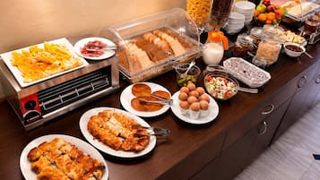 Pequeno-almoço tipo buffet diário mediante uma taxa