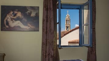 Quarto Duplo Superior, banheira de hidromassagem grande, Vista para a cidade | Cofre no quarto, ferro/tábua de engomar, Wi-fi grátis