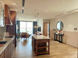 Apartamento Standard, 3 quartos, varanda, vista para o lago | Cozinha privada | Uma chaleira elétrica 