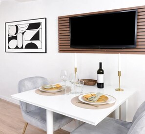 Estúdio, vista para o pátio | Área de estar | Smart TV 80 cm com canais digitais