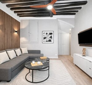 Estúdio, vista para o pátio | Área de estar | Smart TV 80 cm com canais digitais