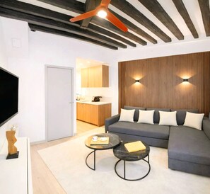 Estúdio, vista para o pátio | Sala de estar | Smart TV de 80 cm com canais digitais 