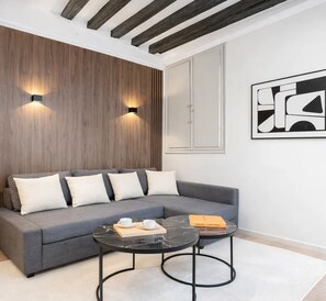 Estúdio, vista para o pátio | Área de estar | Smart TV 80 cm com canais digitais