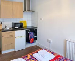 Um frigorífico, um micro-ondas, um forno, uma placa de cozinha