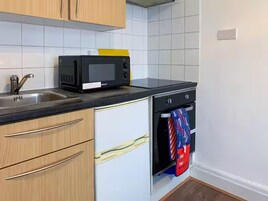 Um frigorífico, um micro-ondas, um forno, uma placa de cozinha