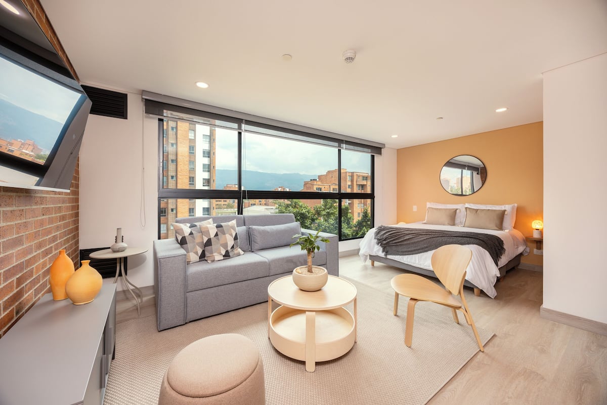 Loft grand, vista para a cidade | Roupas de cama premium, edredons de pluma, cofres nos quartos
