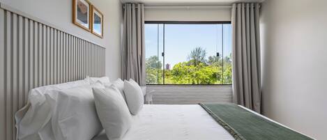 Apartamento luxo | Cortinas blackout, ferros/tábuas de passar roupa, Wi-Fi de cortesia