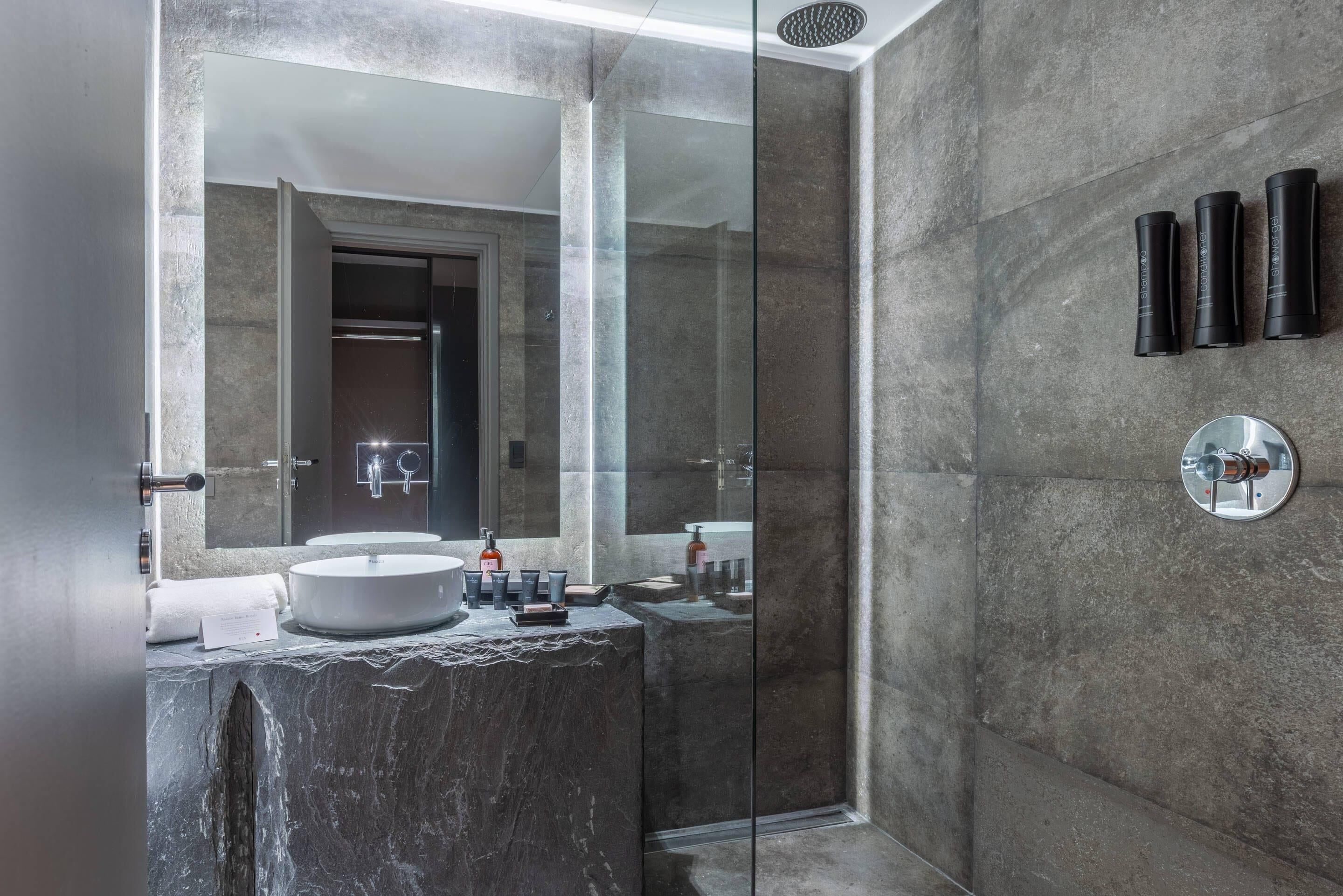 Roupas de cama premium, edredons de pluma, frigobar, cofres nos quartos