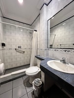Quarto Superior | Casa de banho | Um polibã, toalhas fornecidas, papel higiénico 