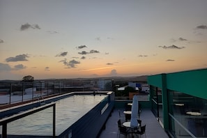 Piscina exterior, guarda-sóis, espreguiçadeiras