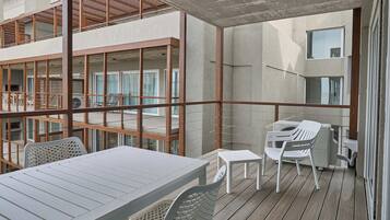 Apartamento, vista parcial para o mar | Varanda