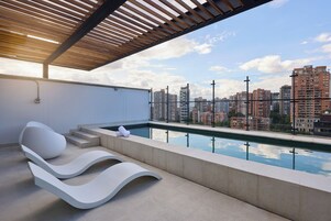 Piscina no piso superior